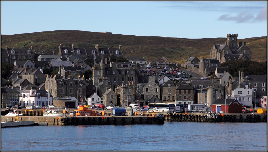 Das Zentrum von Lerwick von der Wasserseite. Lerwick ist die Hauptstadt ...