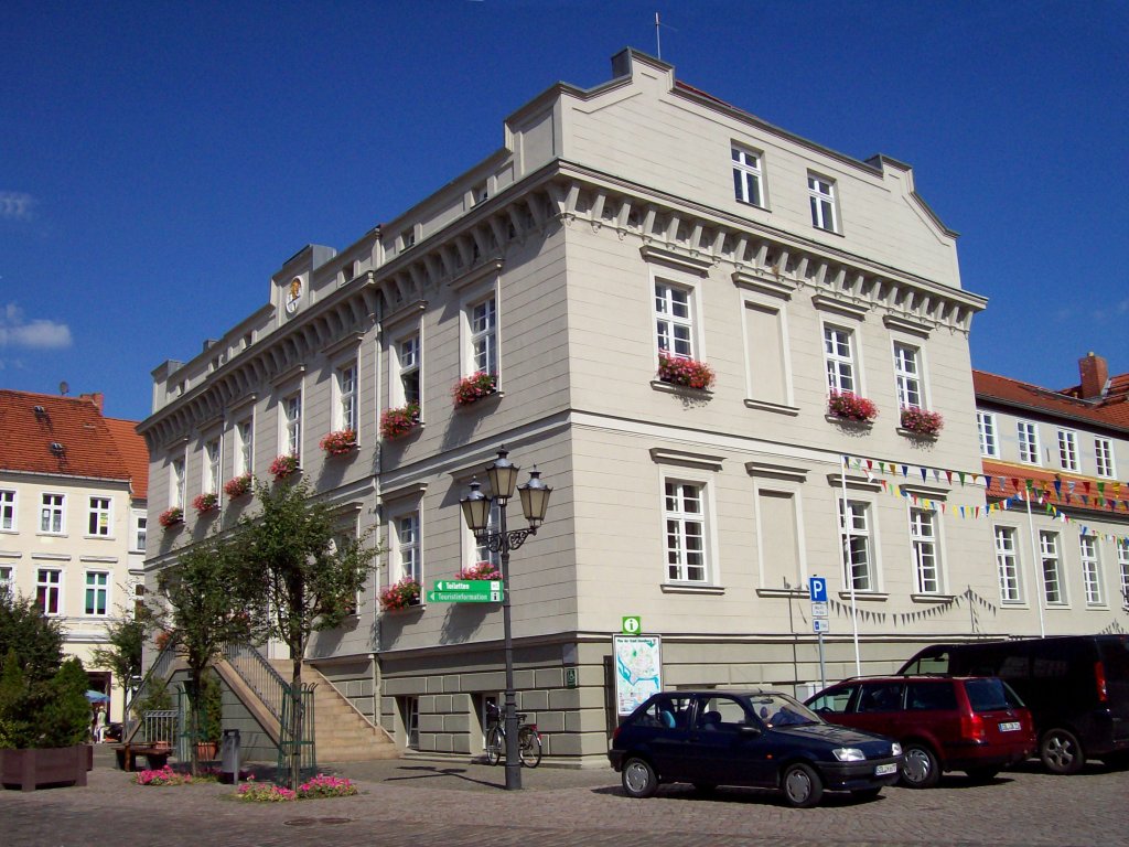 Wusterhausen/Dosse, Marktplatz mit Rathaus (05.06.2010) - Staedte-fotos.de