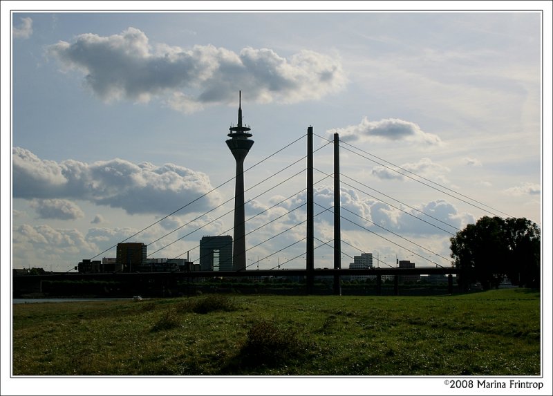 Der Rheinturm - Staedte-fotos.de