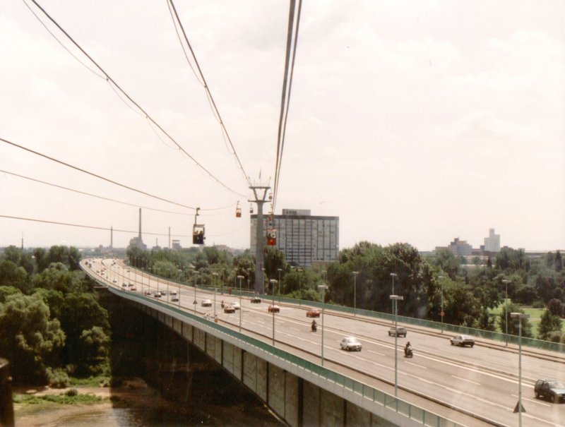 Seilbahn in Köln über den Rhein - Staedte-fotos.de